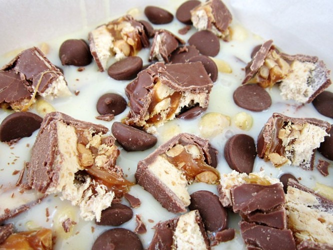 Snickers Oreo Caramel Bars - Simply Gloria